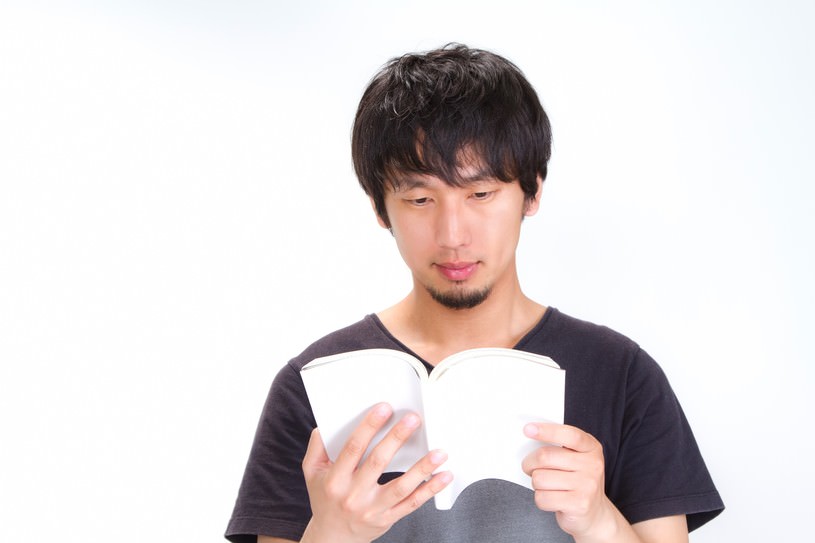 本を読む男性|フリー写真素材・無料ダウンロード ぱくたそ