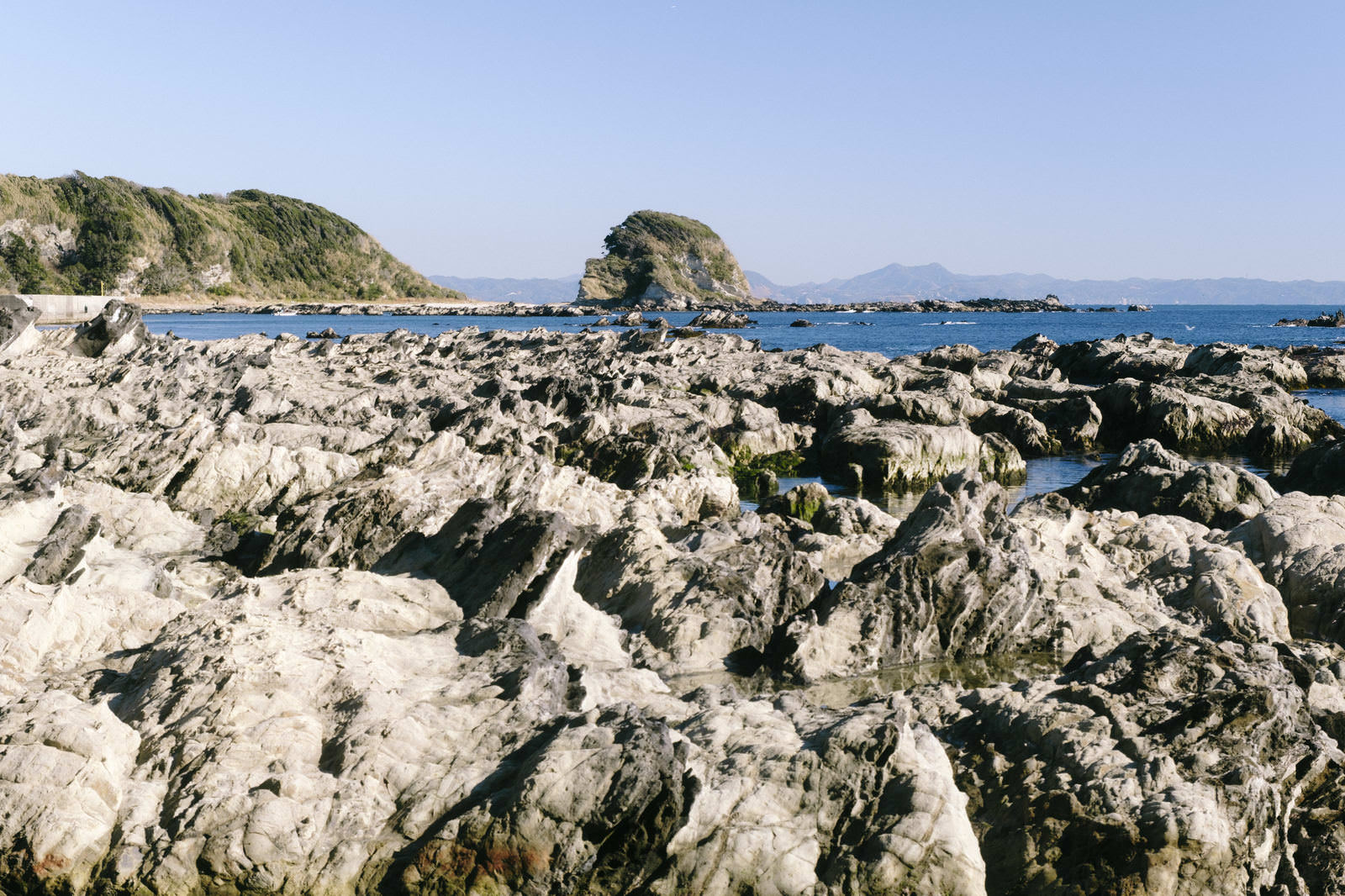 岩礁の道から見る磯場の写真素材 - ぱくたそ