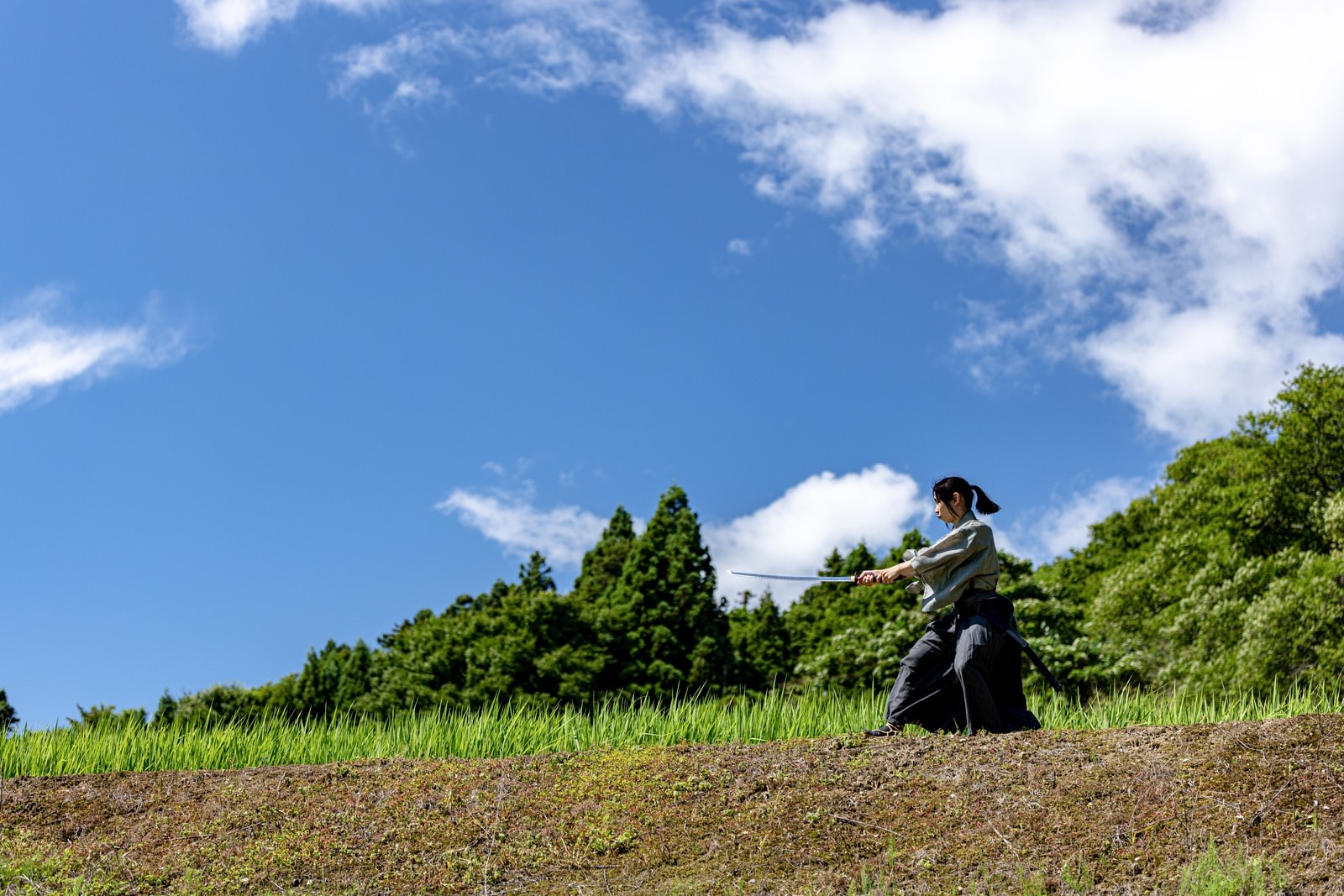 畔で抜刀する侍の無料写真素材 - ID.81966｜ぱくたそ