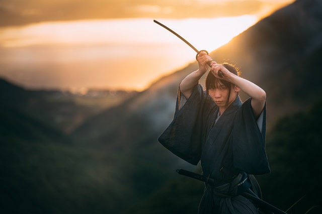 夕日を背に上段の構えをとる侍の無料の写真素材 - ID.81981｜フリー素材 ぱくたそ
