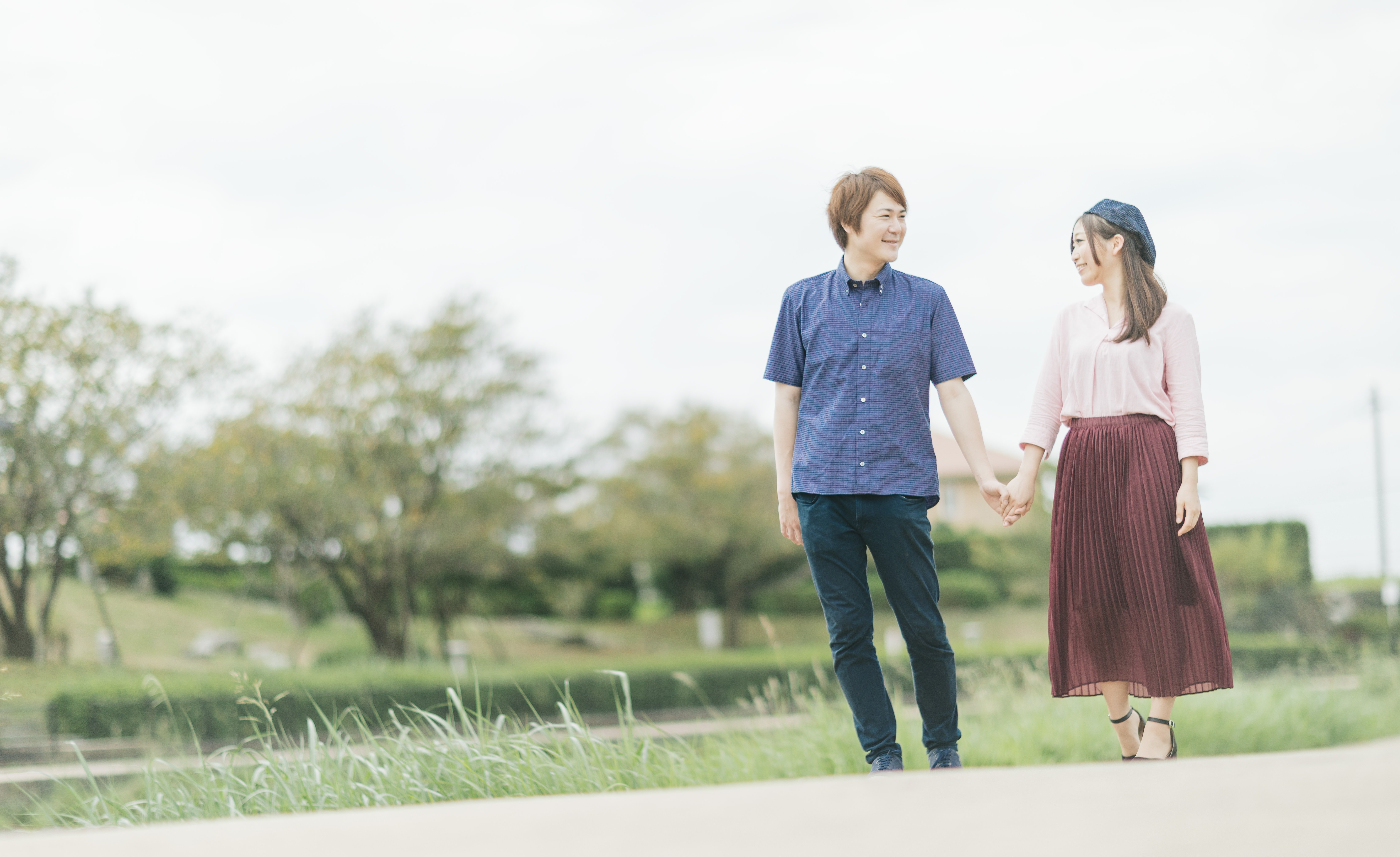 公園デートする仲睦まじい夫婦の写真素材 ぱくたそ