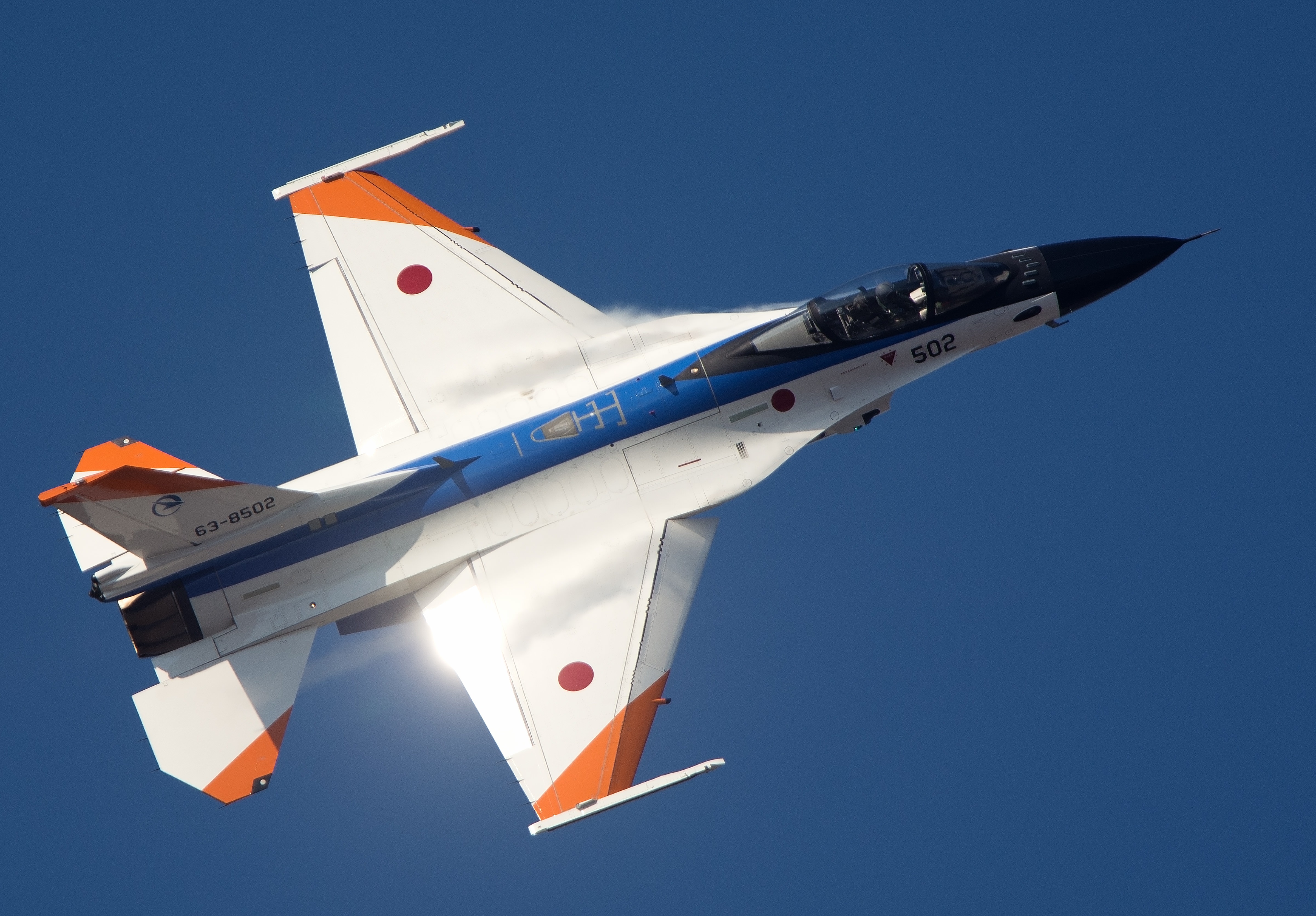 輝きをまとい進む！ADTWのF-2Aの写真素材 - ぱくたそ