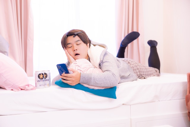 お部屋でだらだらしながらお酒を飲んで生活中の無料の写真素材 Id 78626|フリー素材 ぱくたそ