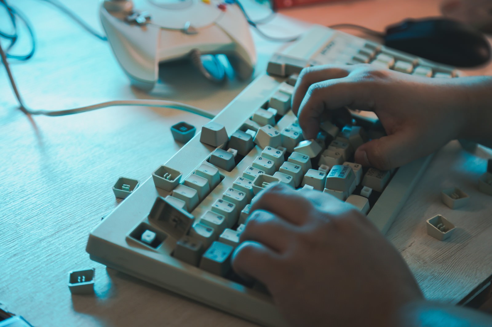 キーボードクラッシャーの手元の写真素材 - ぱくたそ