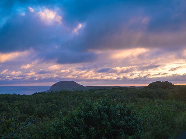 眼前に広がるジャングルの先に見える摺鉢山と黄昏色に輝く雲の無料の写真素材 - ID.87523｜フリー素材 ぱくたそ