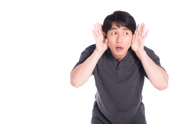 耳をそばだてる男性の無料の写真素材 - ID.30751｜フリー素材 ぱくたそ