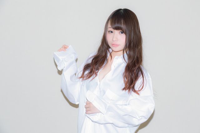 彼のダボッたワイシャツを着た寝起き女子の無料の写真素材 Id 84907|フリー素材 ぱくたそ