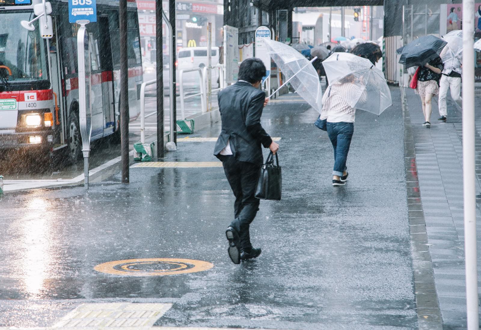 大雨と強風の中、出社する社畜ビジネスマン(びしょ濡れ)の無料写真素材 Id15637|ぱくたそ