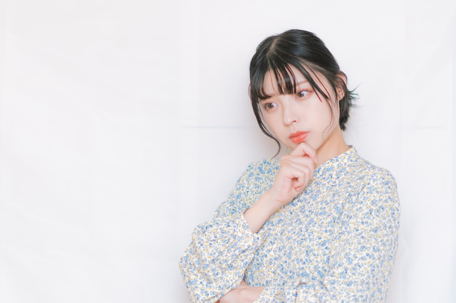 首を傾げて俯瞰して考える女性の無料の写真素材 Id 86311|フリー素材 ぱくたそ