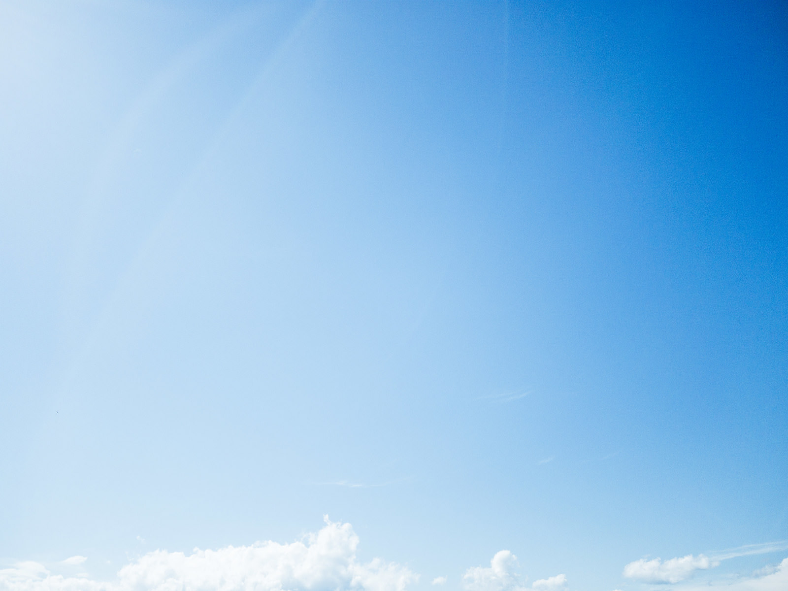 見上げた霞む青空の無料写真素材 - ID.83384｜ぱくたそ